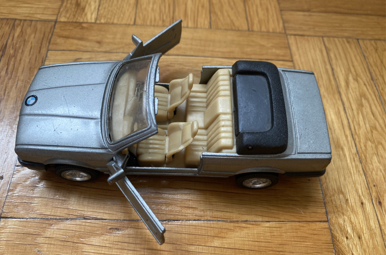 Stari autić Bmw kocka 11x4 cm - Autići (makete automobila) - OLX.ba