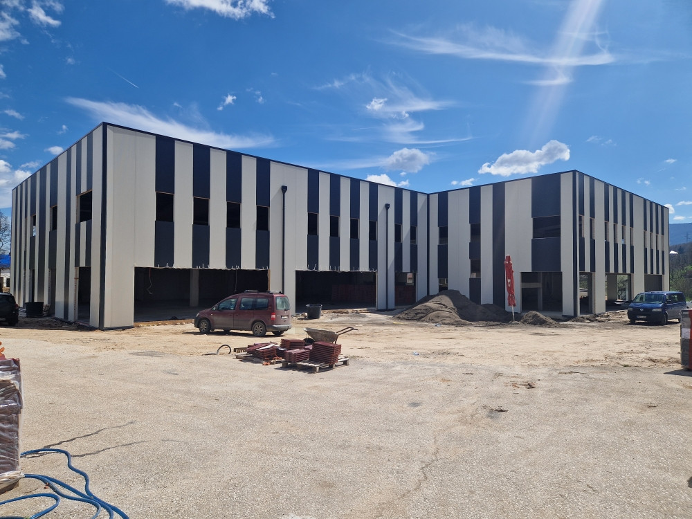 Montaža krovnih i zidnih panela sendvic panel lim montažne hale ...