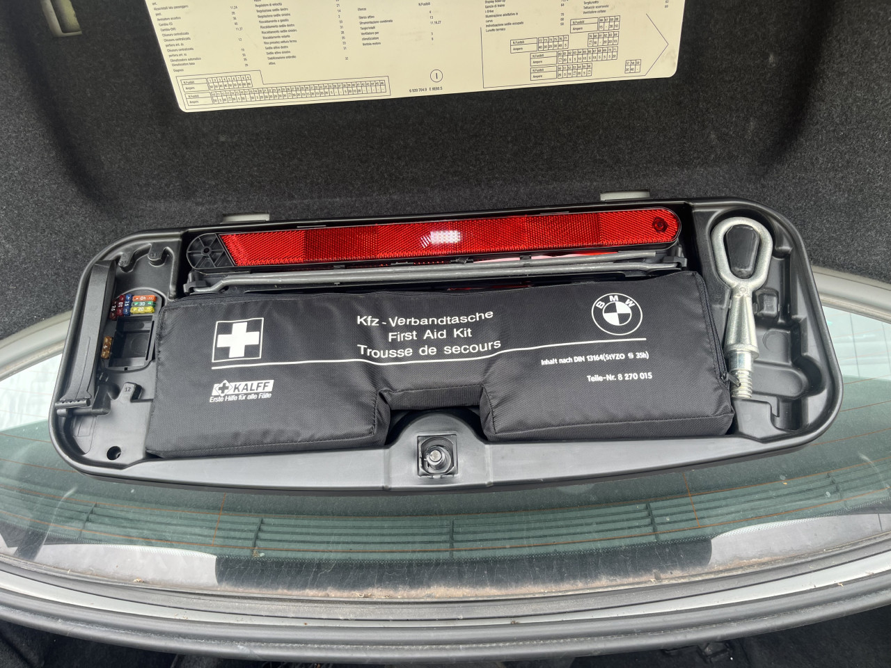 BMW E60 set prva pomoc trokut - Sijalice za automobile - OLX.ba