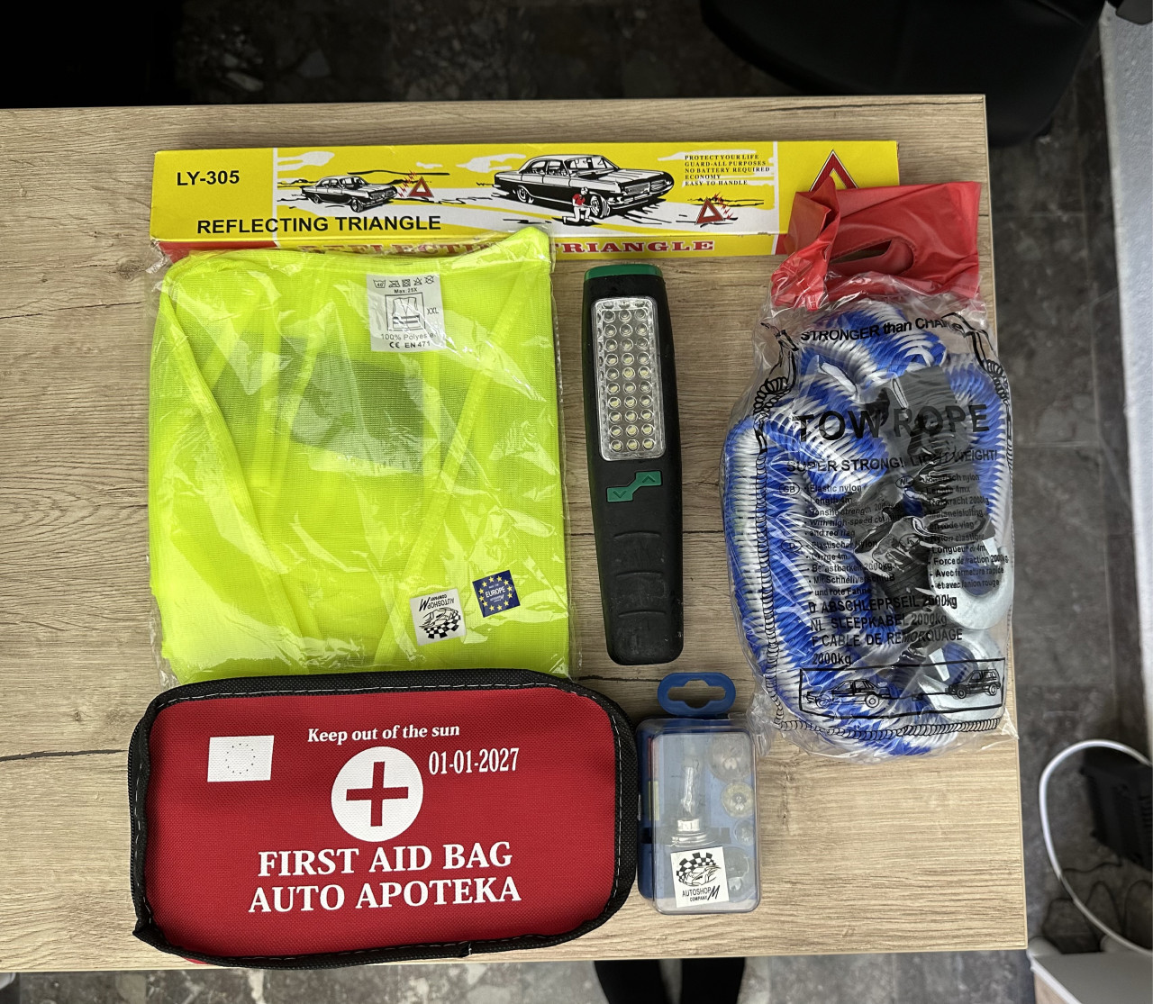 SET OBAVEZNE OPREME PRVA POMOC TROKUT - Alat i pribor za automobile ...