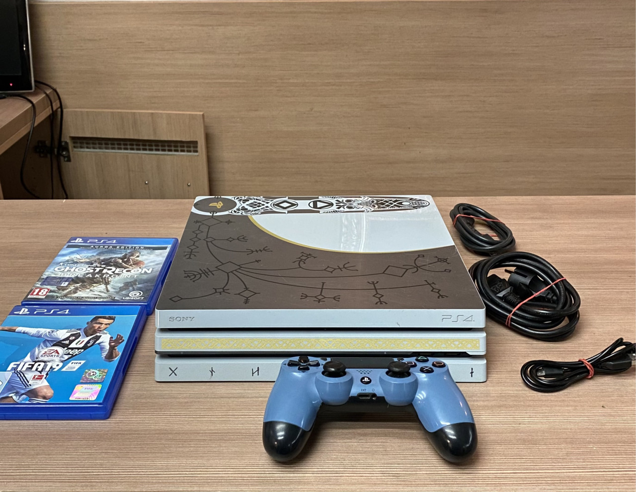 PS4 Pro 1TB Special Edition Playstation 4 Play Station - Konzole - OLX.ba
