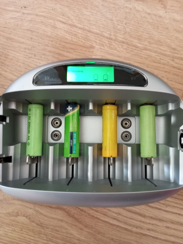 Punjac za baterije - Baterije i punjači - OLX.ba