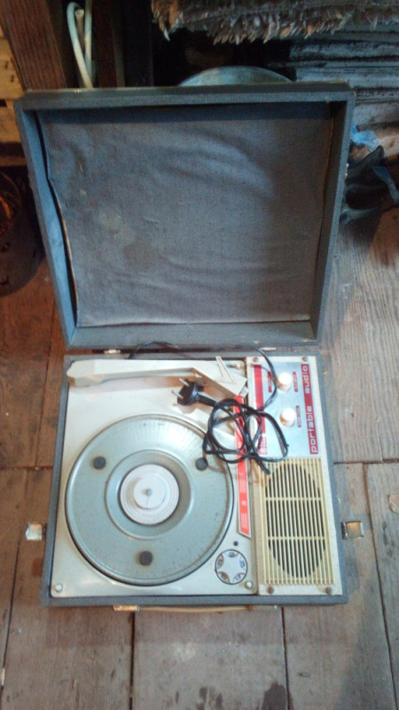 Gramofon Iskra i foto aparat antikviteti - Antik uređaji i aparati - OLX.ba