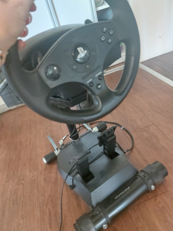 Volan za PC Thrustmaster - Volani za PC i konzole - OLX.ba
