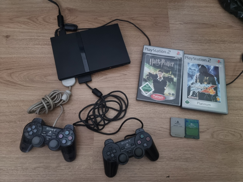 PS2 konzola 2 dzojstika 2 originalne memorijske i 2 igre - Konzole - OLX.ba