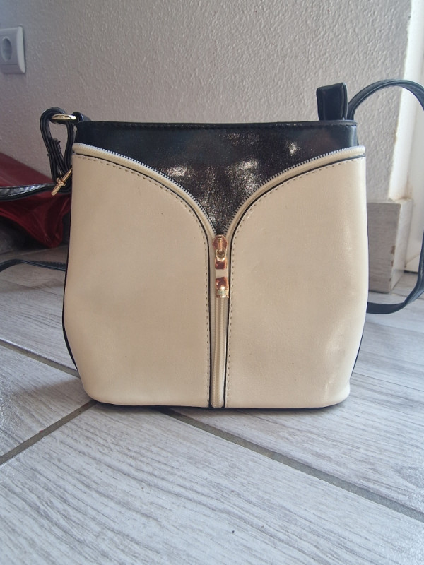 Zenska torbica mala - Torbe i ruksaci za žene - OLX.ba