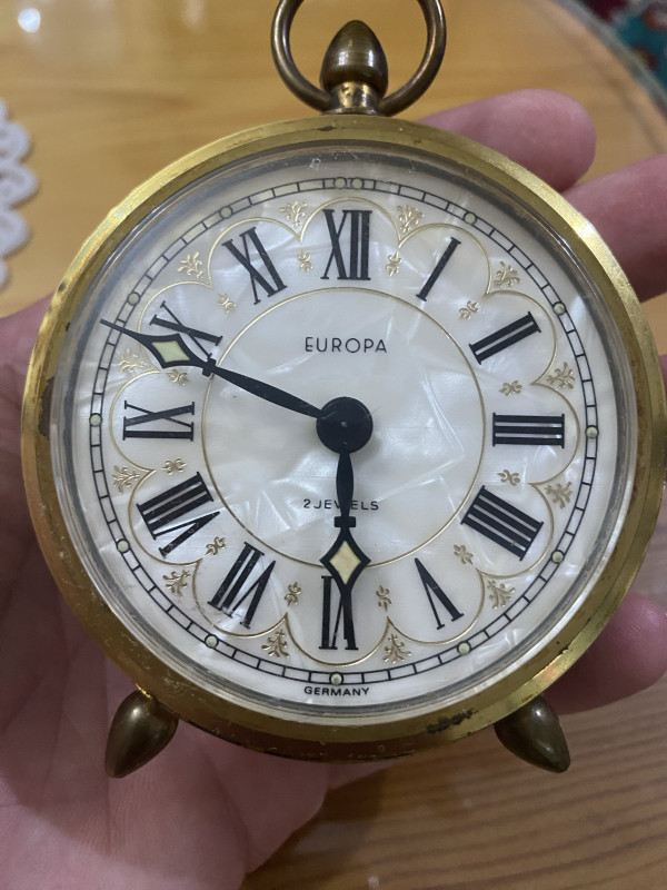 Stoni sat veker Europa sa sedefom - Zidni i Stoni Satovi - OLX.ba