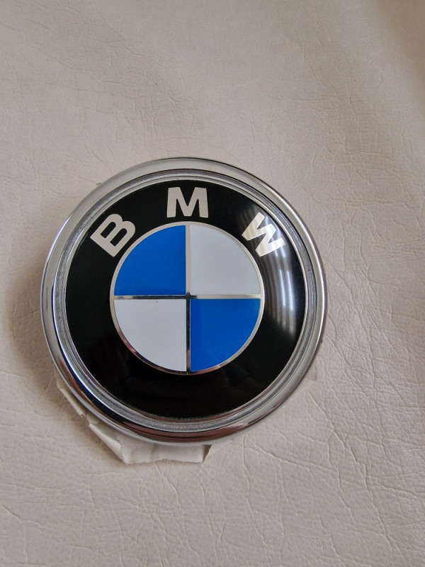 Znak BMW X6 F15 F16 zadnji 51147294465 original NOV - Znakovi za ...