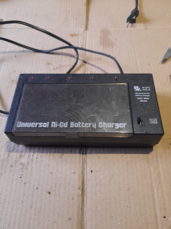 Univerzalni Punjac za baterije AA 1,5 v punjaci - Baterije i punjači ...