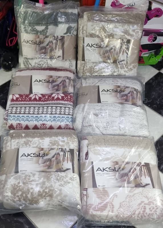 Deka prekrivac sa resama 180x220 - Deke, jorgani i jastuci - OLX.ba