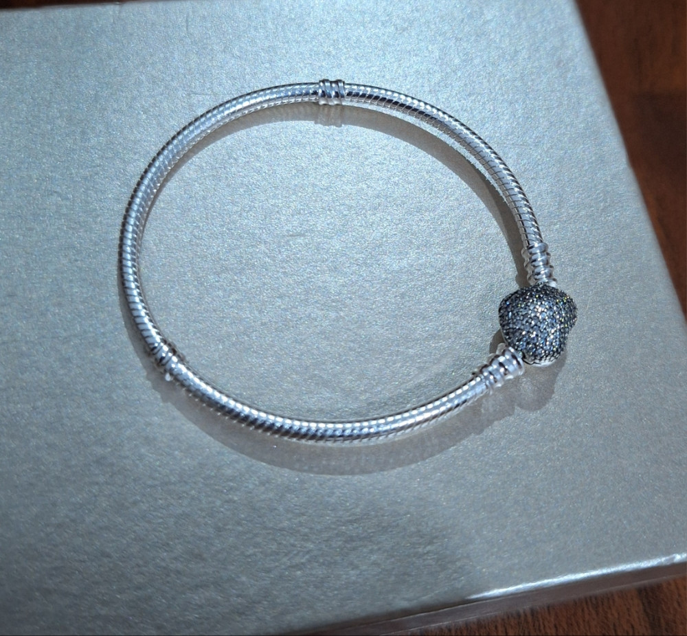 Pandora narukvica posrebrena sa pečatom 925 - Narukvice - OLX.ba