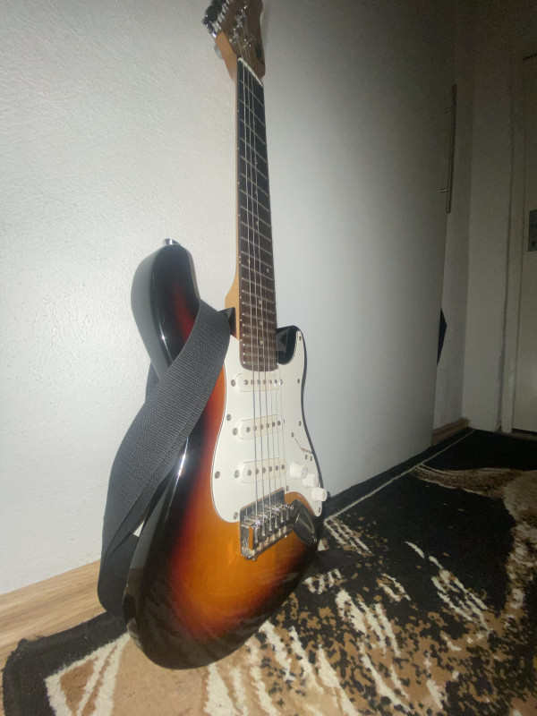Električna gitara "Volt" i pojačalo - Električna gitara - OLX.ba