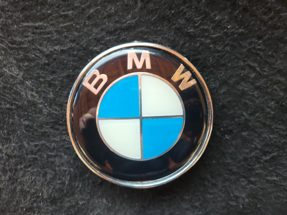 Bmw e36 e46 e39 e60 e90 e87 e81 e65 x1 e53 e83 ZNAK HAUBE PREDNJI - Znakovi za automobile - OLX.ba