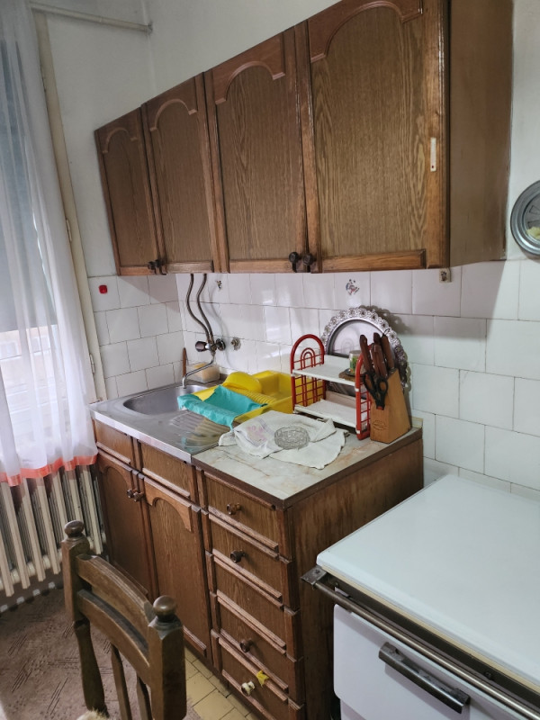 Kuhinjski set se sastoji od sudopera, ladice i visećeg elementa. - Kuhinjski elementi - OLX.ba