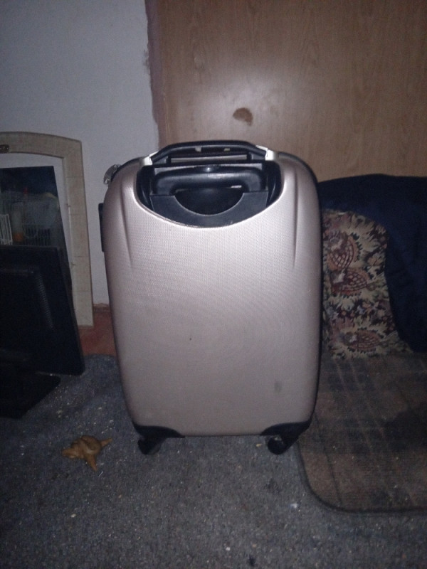 Prodajem Nov Putnicki kofer - Putne torbe i koferi - OLX.ba