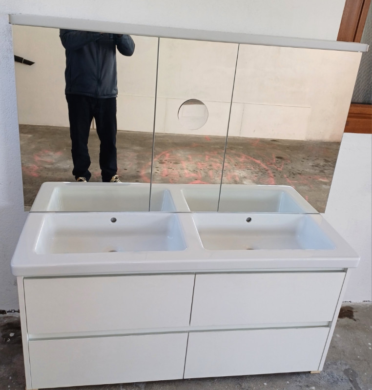 Umivaonik u kompletu sa ogledalom i komodom. - Umivaonici/Lavaboi - OLX.ba