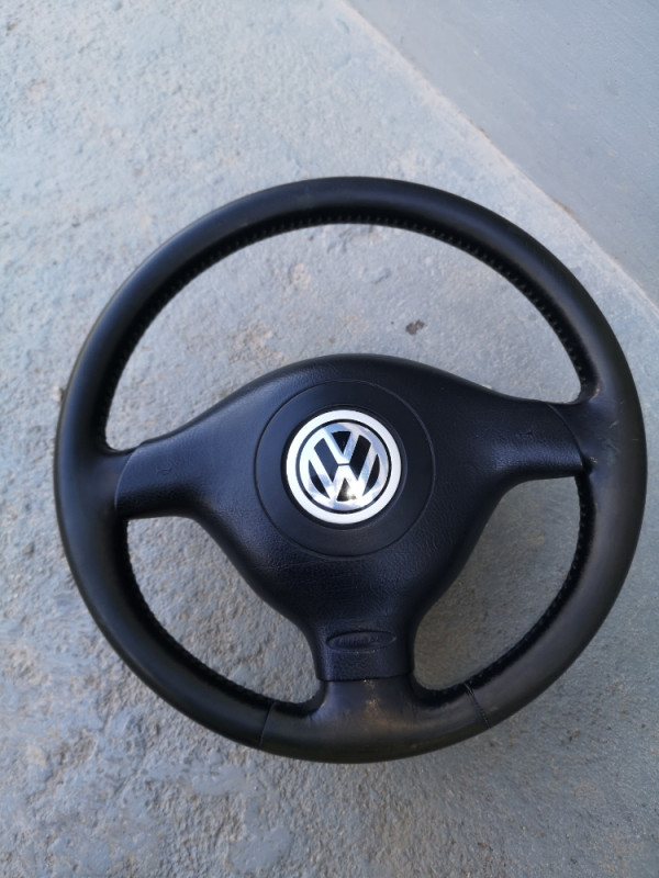 Trokraki kožni volan golf 4, passat 5, bora - Volani za automobile - OLX.ba