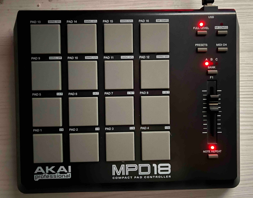 AKAI PROFESSIONAL MPD18 MIDI KONTROLER - DJ Oprema - OLX.ba