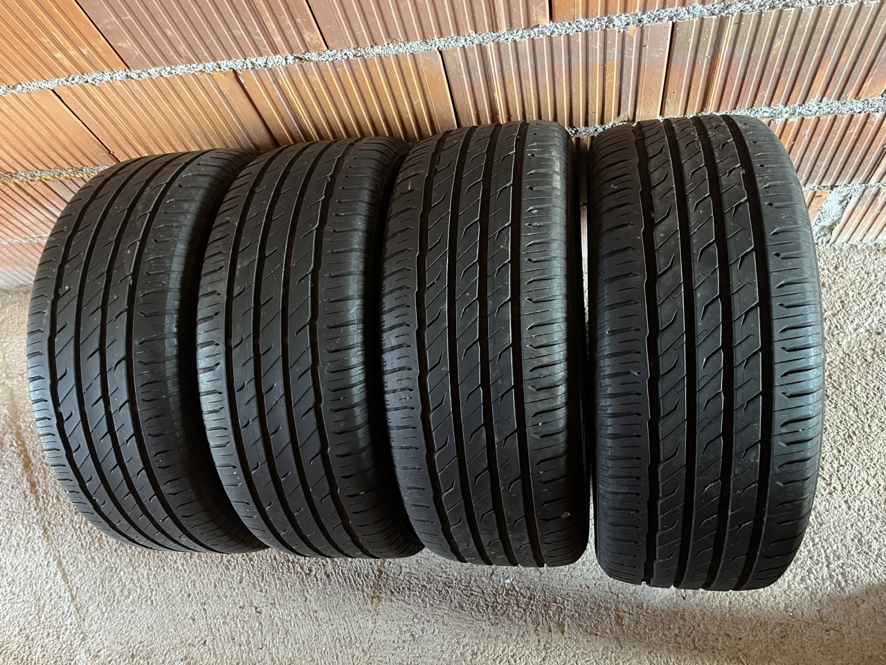 Gume 225 55 17 ljetne Semperit - Gume za automobile - OLX.ba