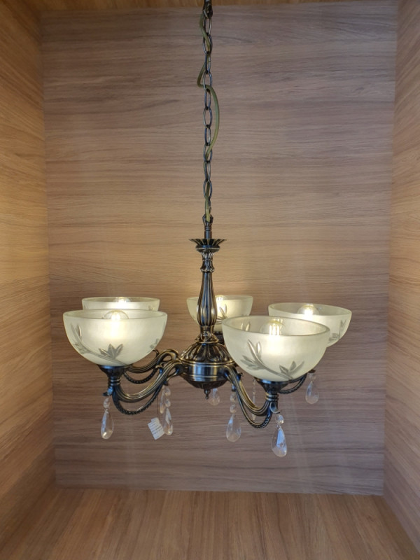 Stilski luster sa kristalnim detaljima dodir luksuza u Vašem domu - Lusteri i plafonjere - OLX.ba