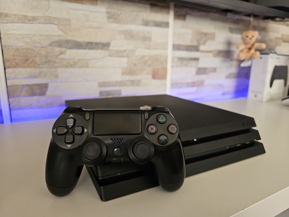 PLAYSTATION 4 PRO 1TB 4K PS4 KAO NOV - Konzole - OLX.ba