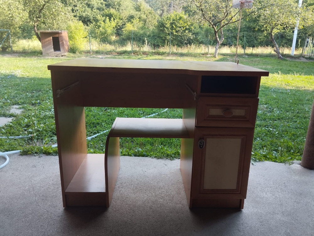 POKLANJAM 2 RADNA STOLA - Poklanjam (darujem) - OLX.ba