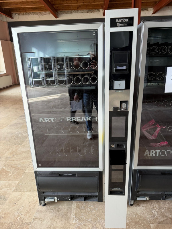 Samousluzni snack aparat Necta samba touch sa liftom - Samouslužni aparati - OLX.ba